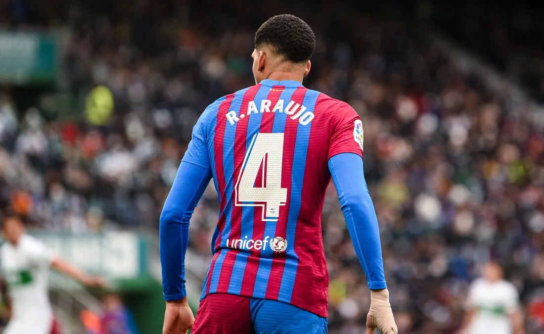أراوخو مدافع برشلونة يثير القلق قبل مباراة الكلاسيكو ضد ريال مدريد في السوبر الإسباني - 365Scores