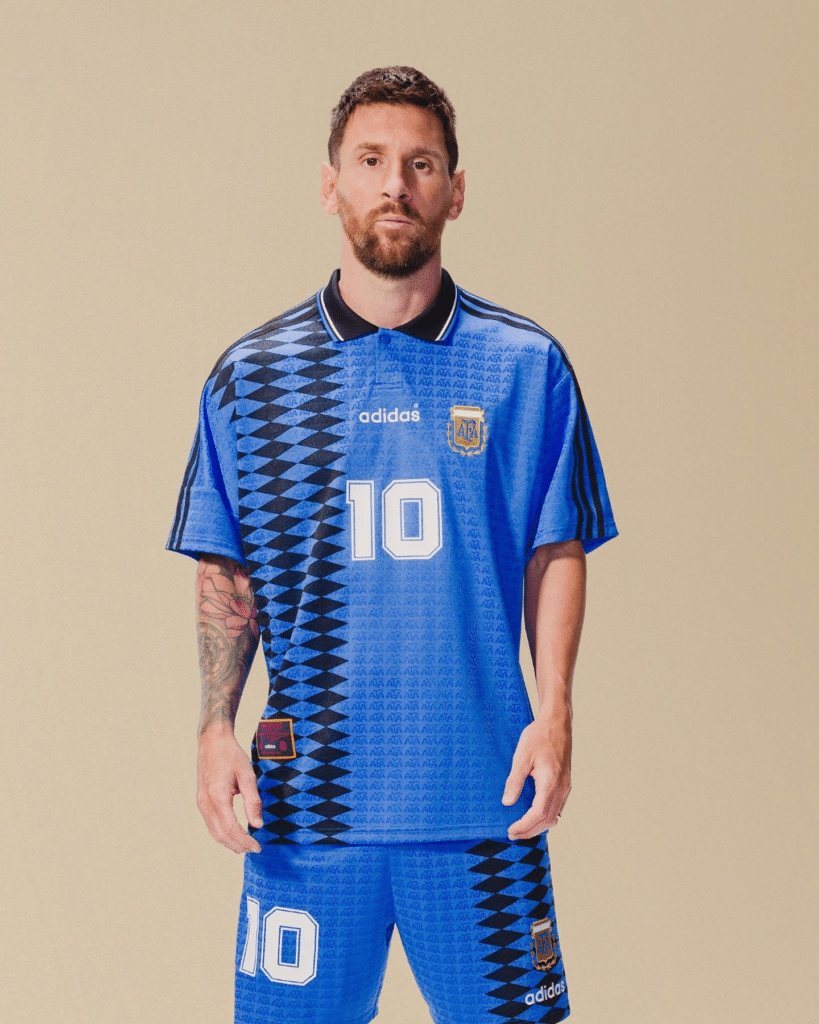 La nueva camiseta retro de Argentina con Messi protagonista La nueva camiseta retro de Argentina con Messi protagonista
