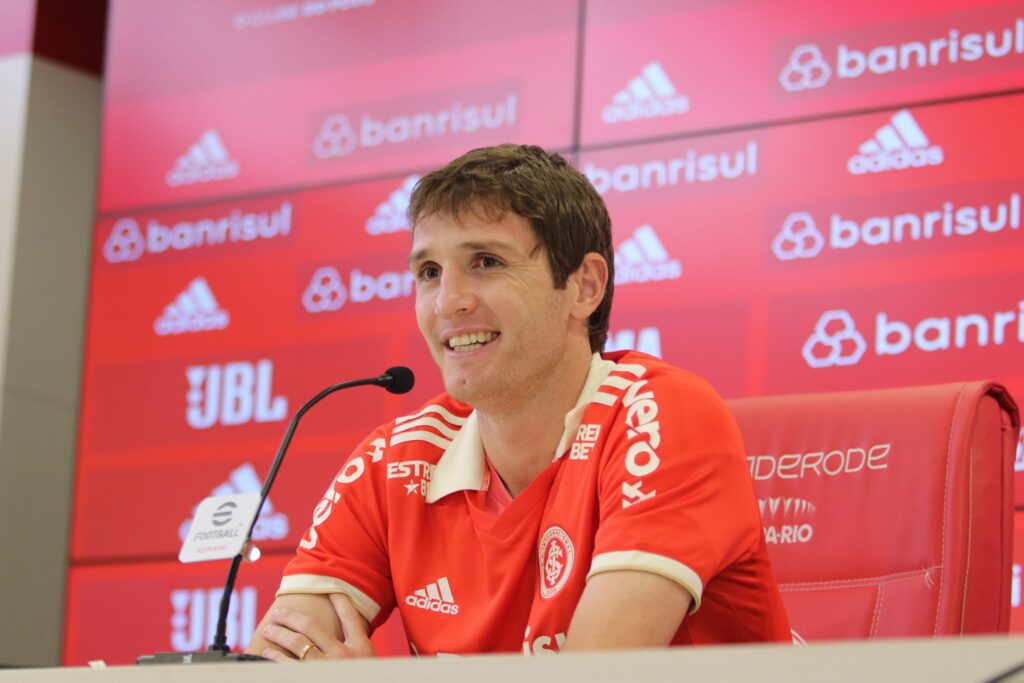 Internacional comunica saída de Mário Fernandes - 365Scores - Notícias ...