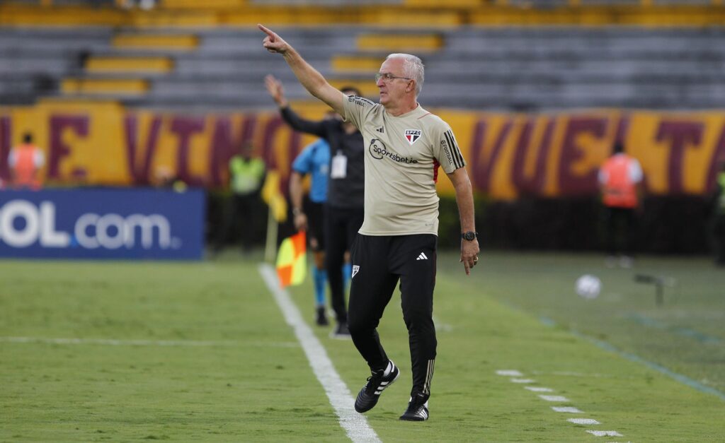 Com mudança no meio de campo, Dorival escala São Paulo para clássico ...