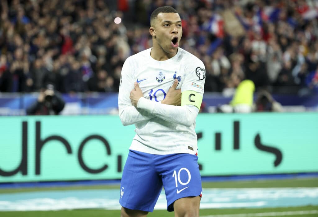 Mbappé bate marca histórica e se torna francês com mais gols em uma ...