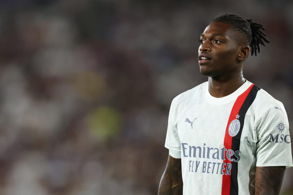 Rafael Leão empresta van de luxo para rapper brasileiro durante turnê ...