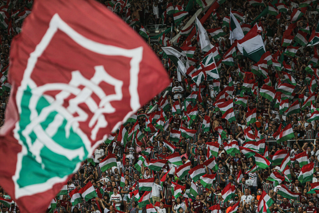 Loja franqueada do Fluminense expõe réplica da taça da Libertadores e ...
