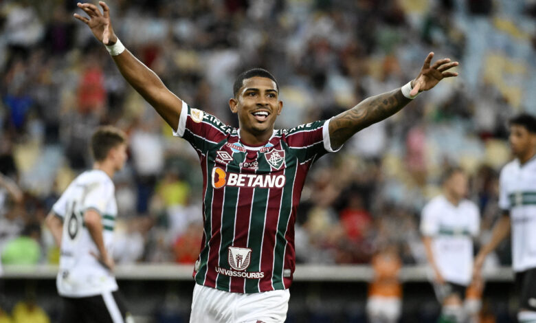 Comemoração de John Kennedy no segundo gol do Fluminense foi em ...