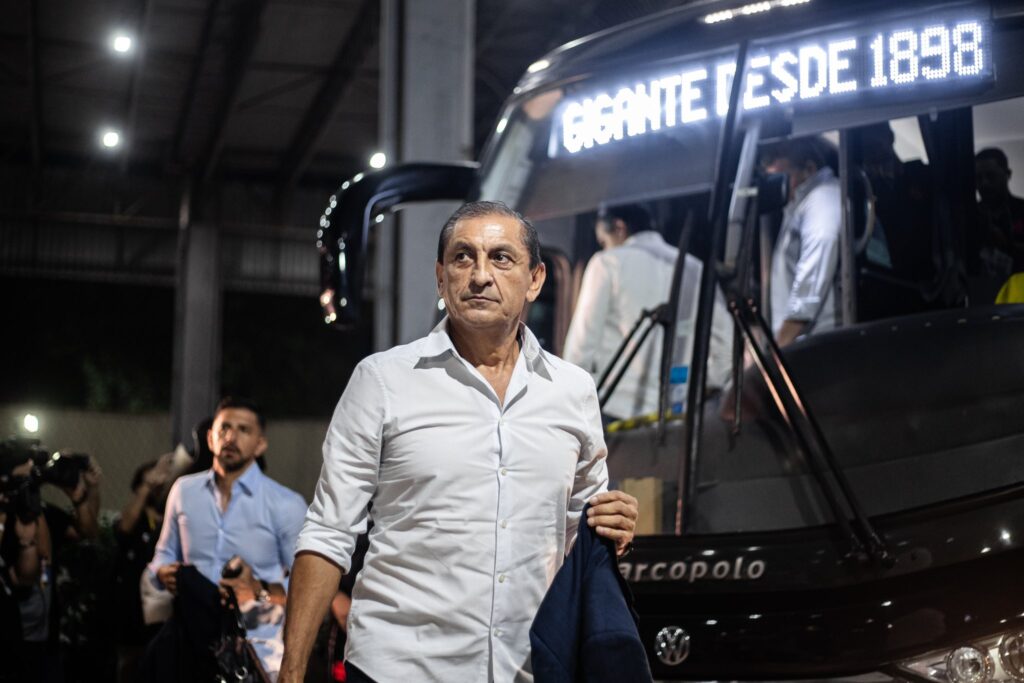 Ramón Díaz vai à Fifa e pede valor milionário ao Vasco