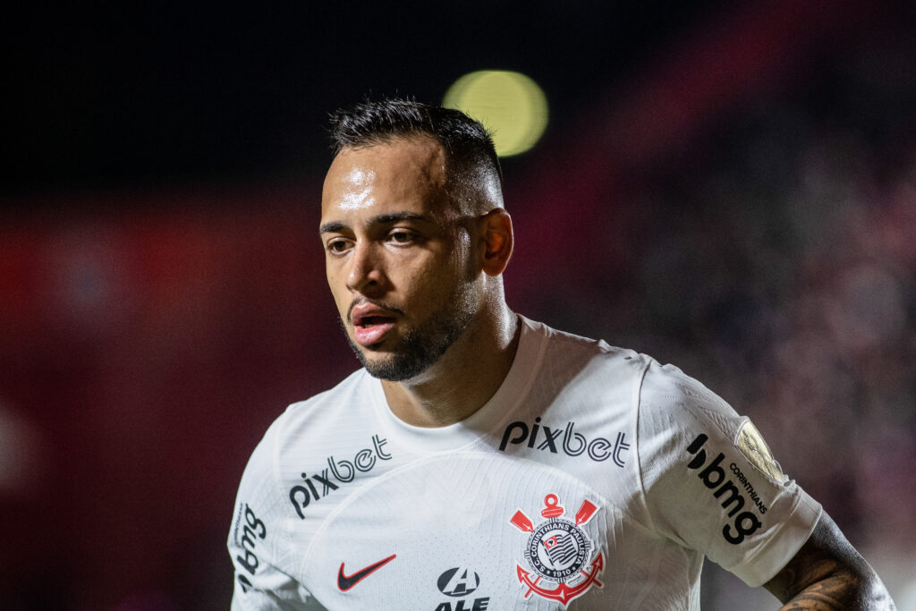 Volante Maycon é submetido a cirurgia após grave lesão