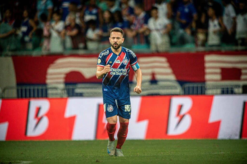 Everton Ribeiro completa 350 jogos no Brasileirão; veja os números