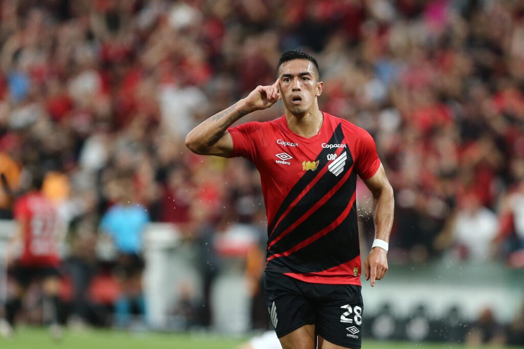 Vasco e Athletico negociam troca entre Cuello e Léo