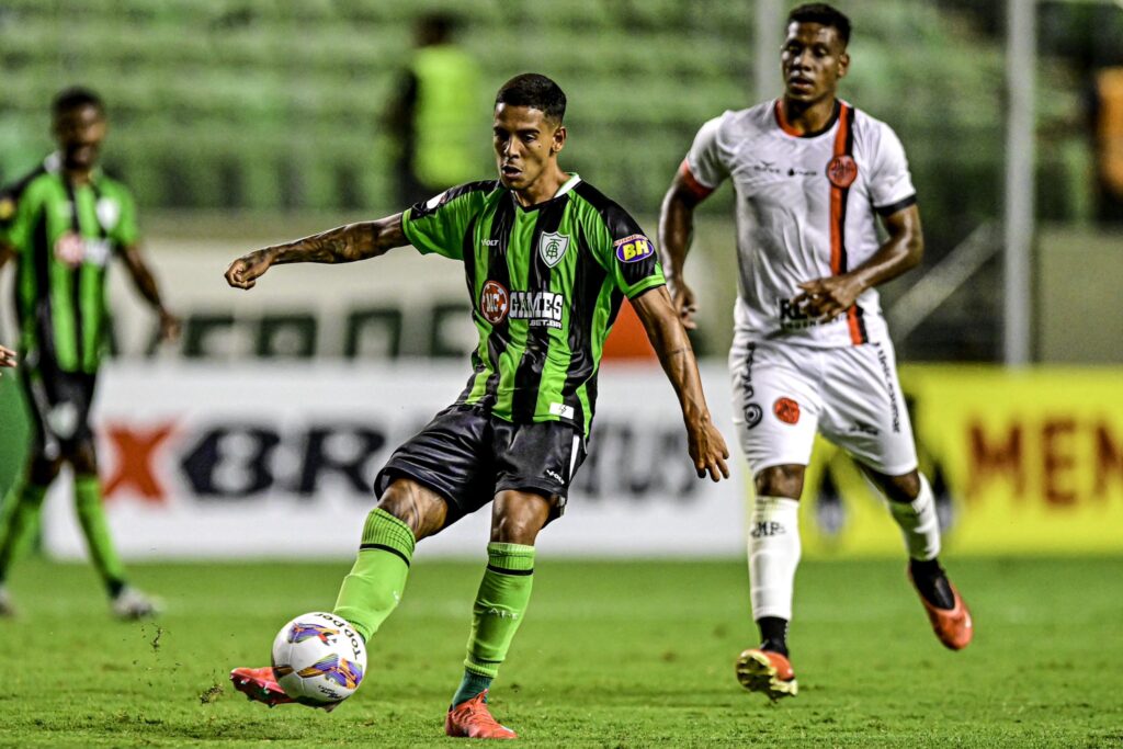 América-MG oficializa saída de Matheus Henrique para o Shabab Al Ahly