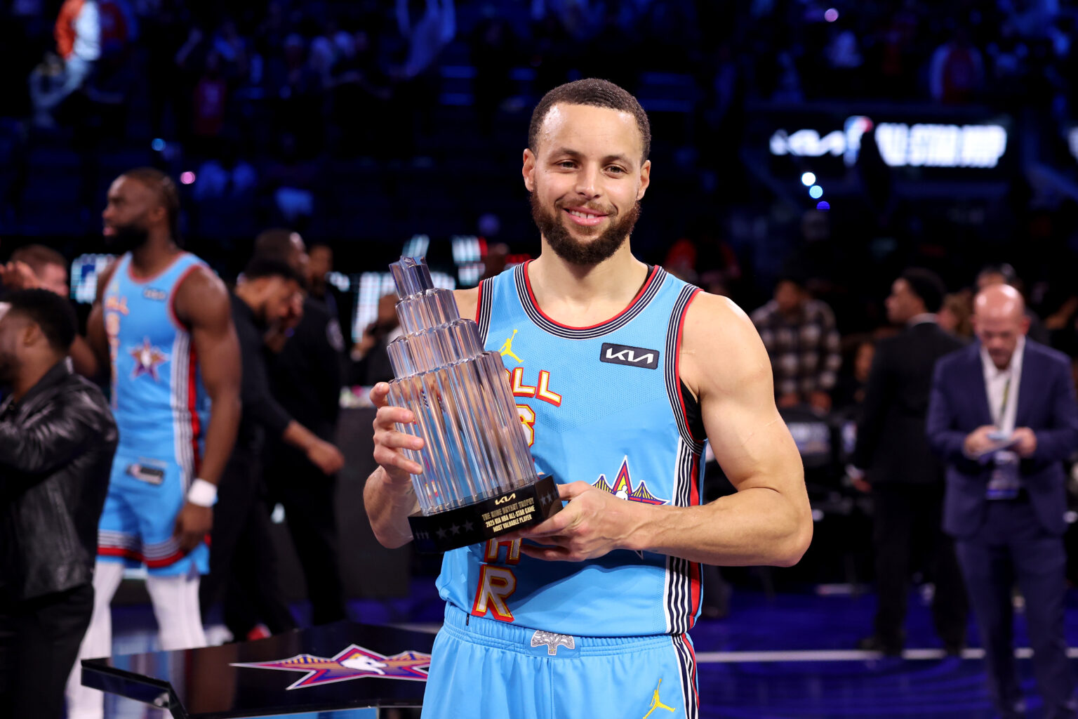 Curry "faz a festa", conquista título e MVP do NBA All-Star