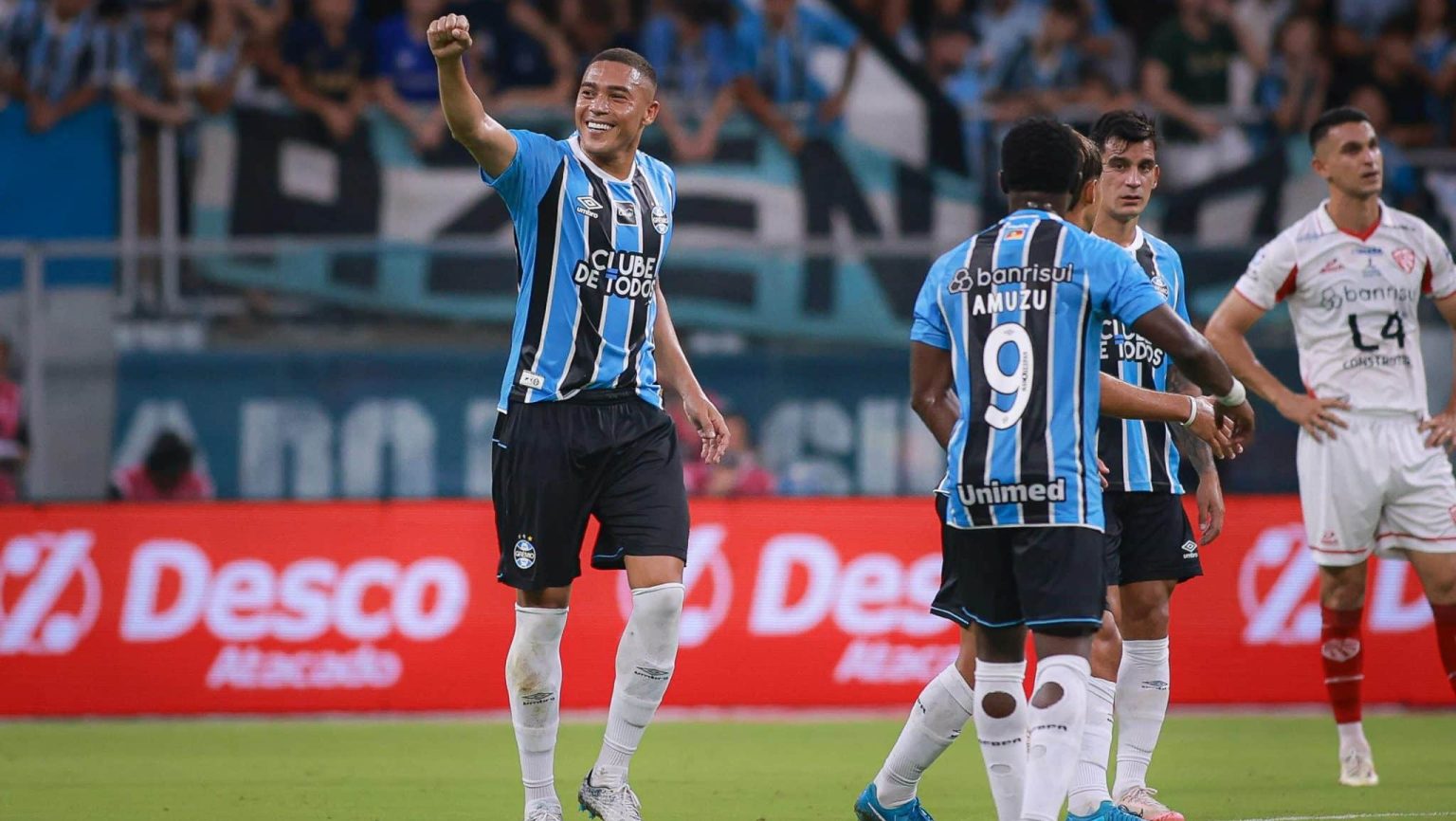 Carlos Vinicius marca hat-trick em goleada do Grêmio